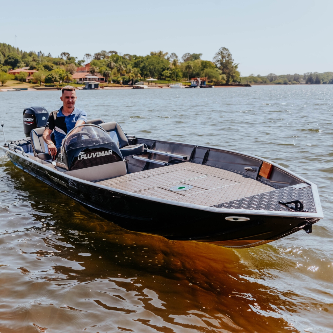 Lancha Pequena: Versatilidade, Economia e Diversão na Água